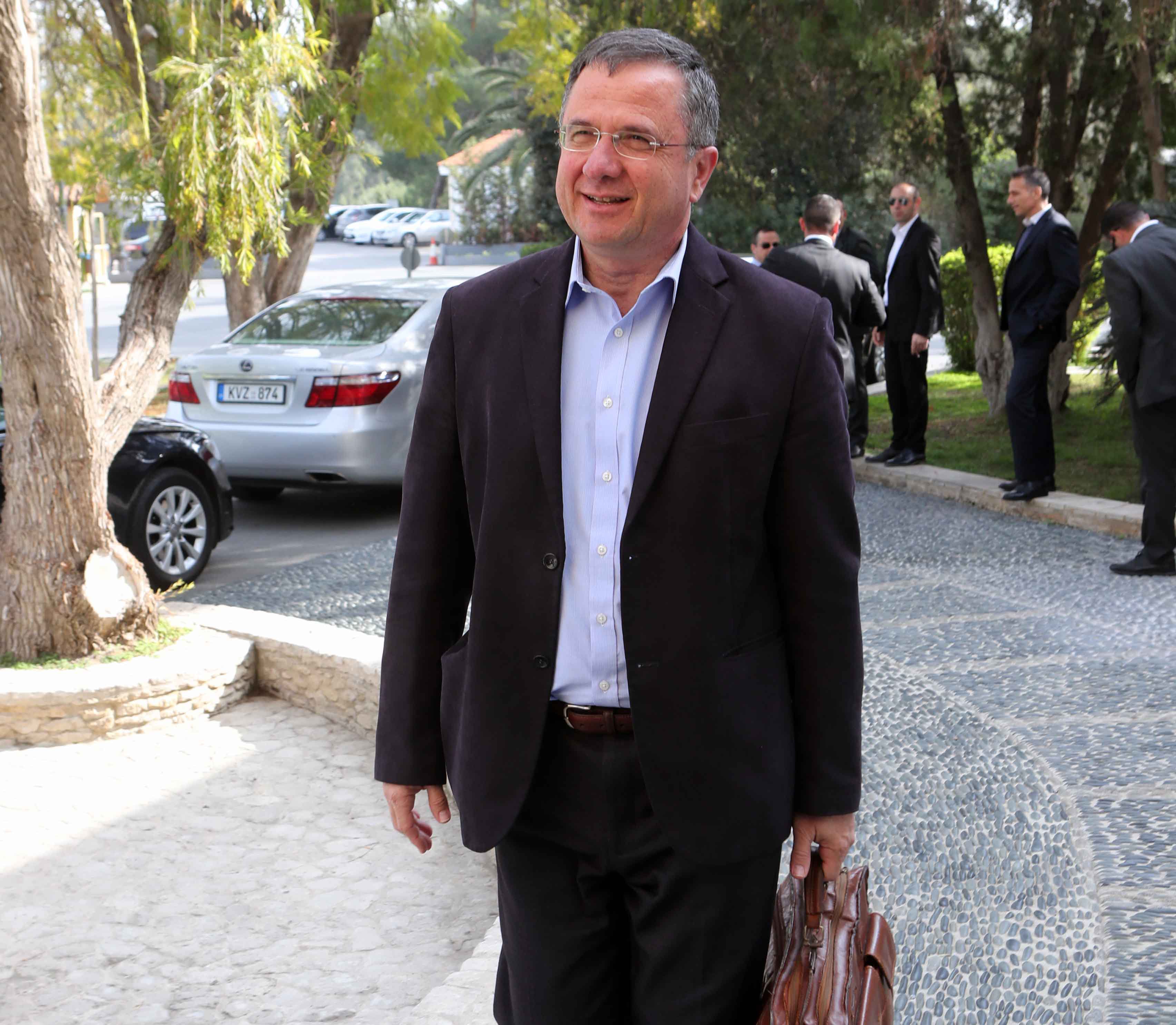 «Δεν ξανα-αρχίζω πολιτική καριέρα, έχω ευθύνη και την αναλαμβάνω»