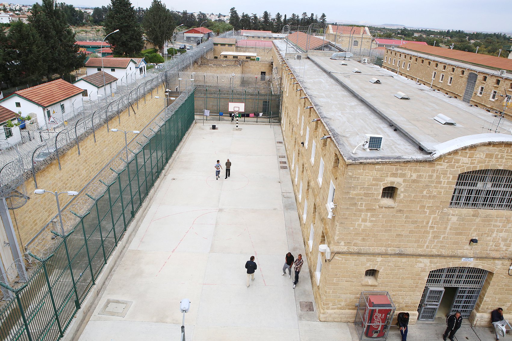 Διευκρινίσεις Τμήματος Φυλακών για εισαγωγή ναρκωτικών και κινητών στις ...