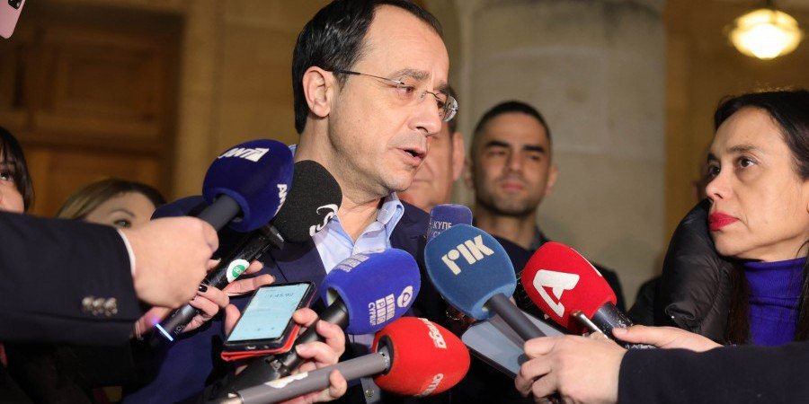 Στην Βουλή ο Νίκος Χριστοδουλίδης - Η στιχομυθία με Αννιτα Δημητρίου