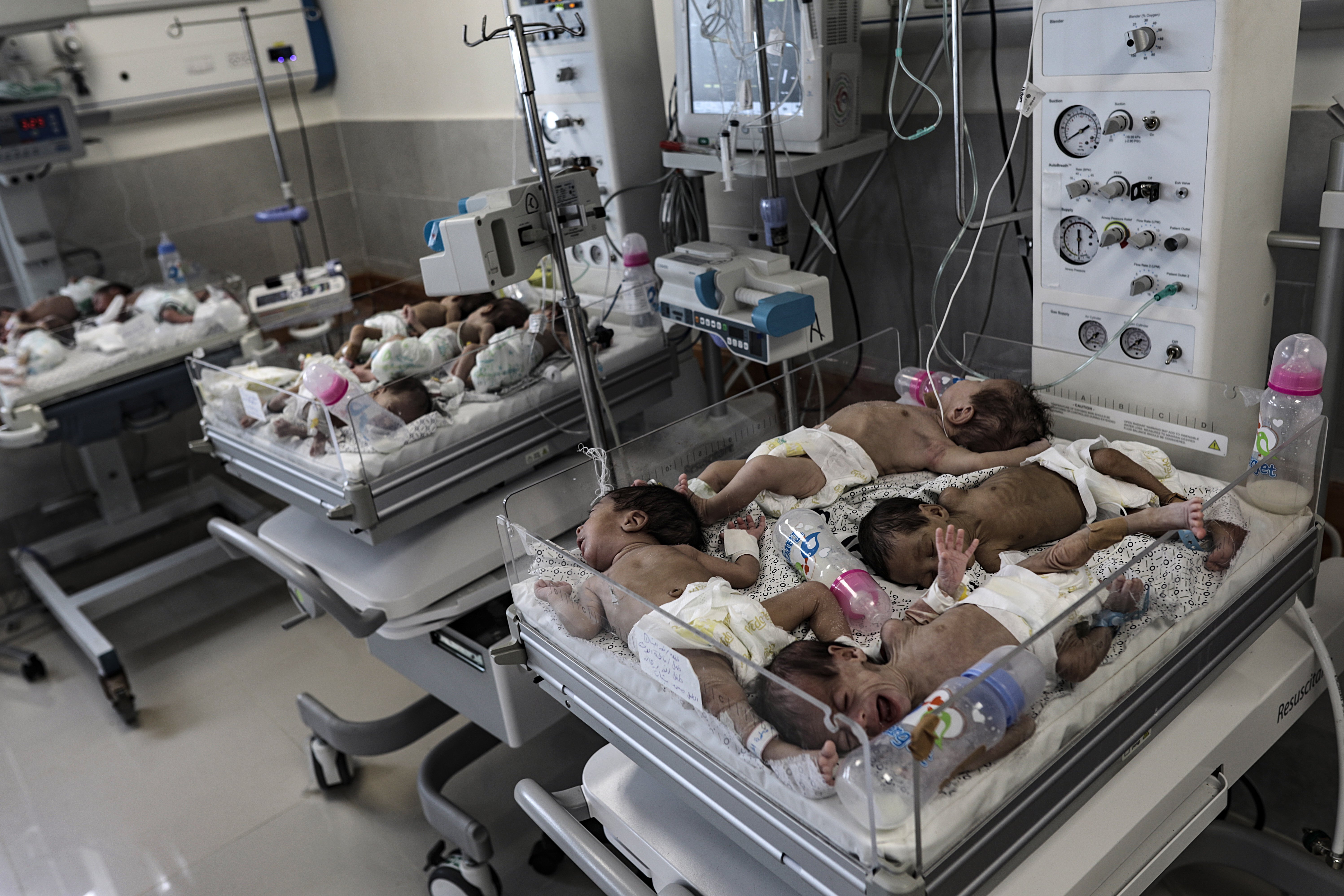 Εικόνες με νεογέννητα από το νοσοκομείο της Γάζας που μεταφέρονται στην ...