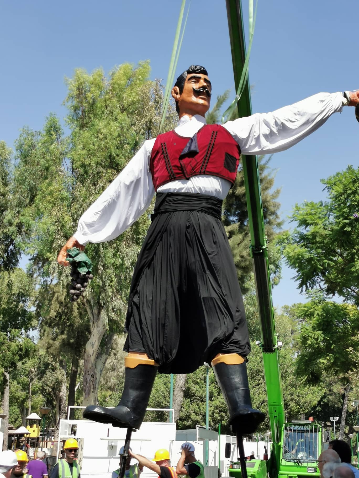 Πήρε τη θέση του ο Βρακάς της Γιορτής του Κρασιού