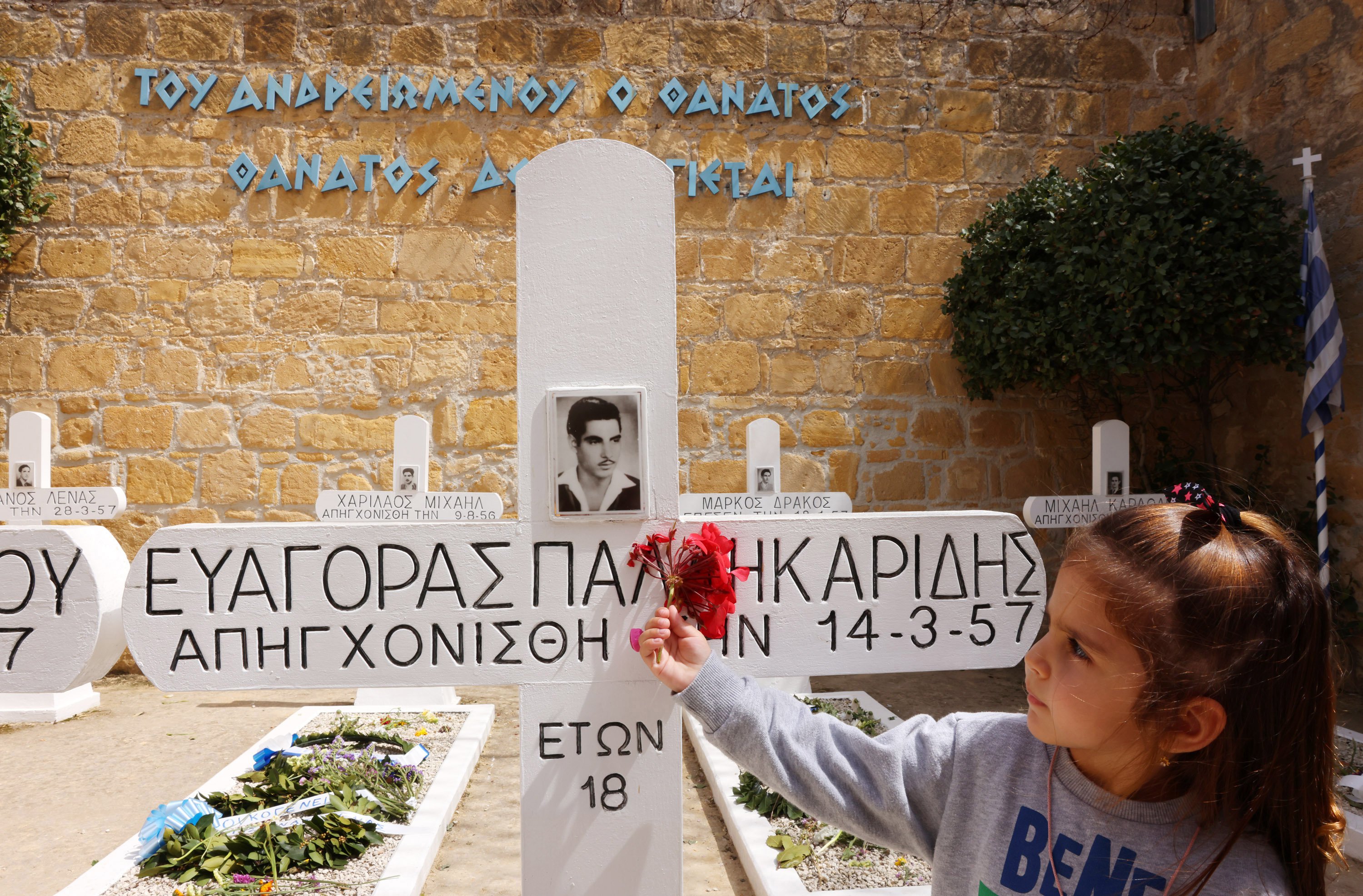 Το χρήμα θελομεν κι ας τρώγομεν Ελλάδα