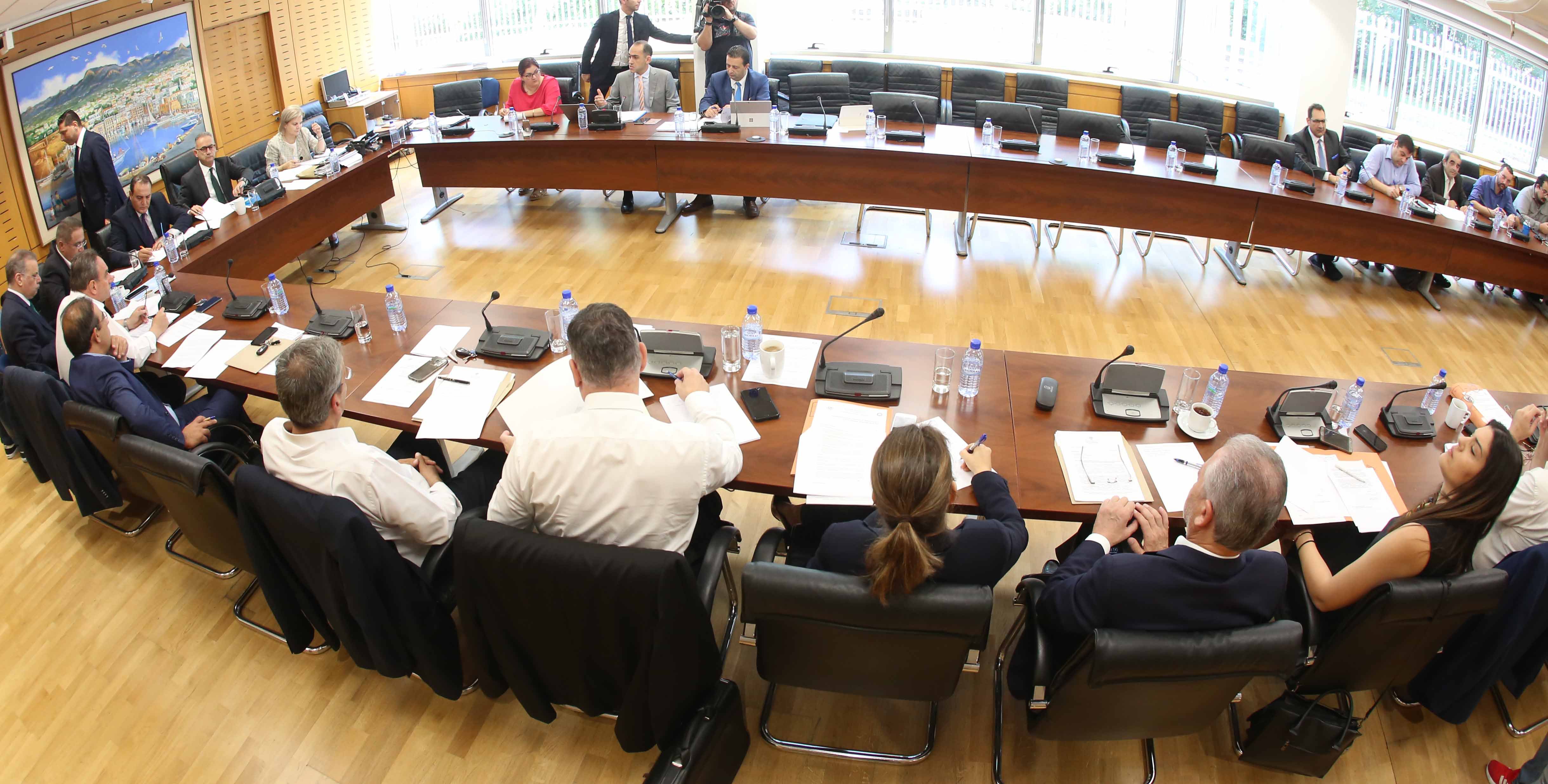 Ψηφίζουν τα νομοσχέδια για τα «κόκκινα»