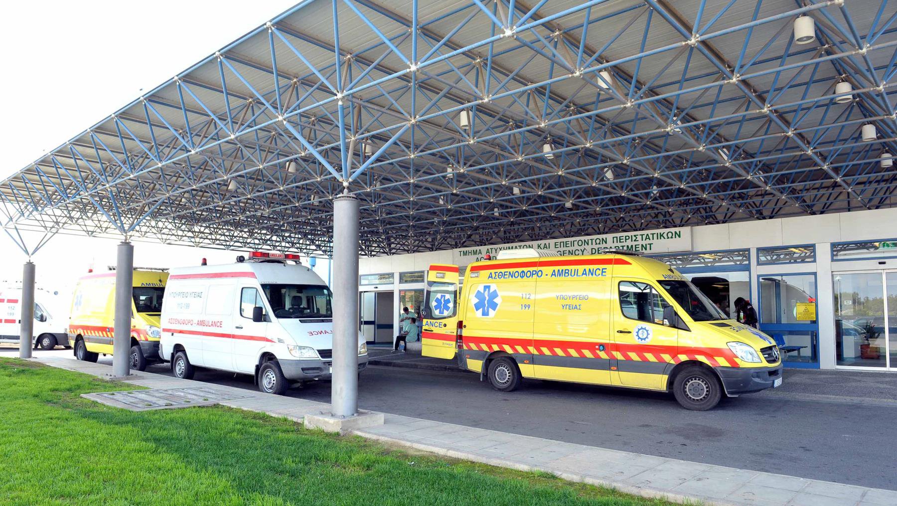 Γεμίζουν παραλίες και νοσοκομεία λόγω καύσωνα